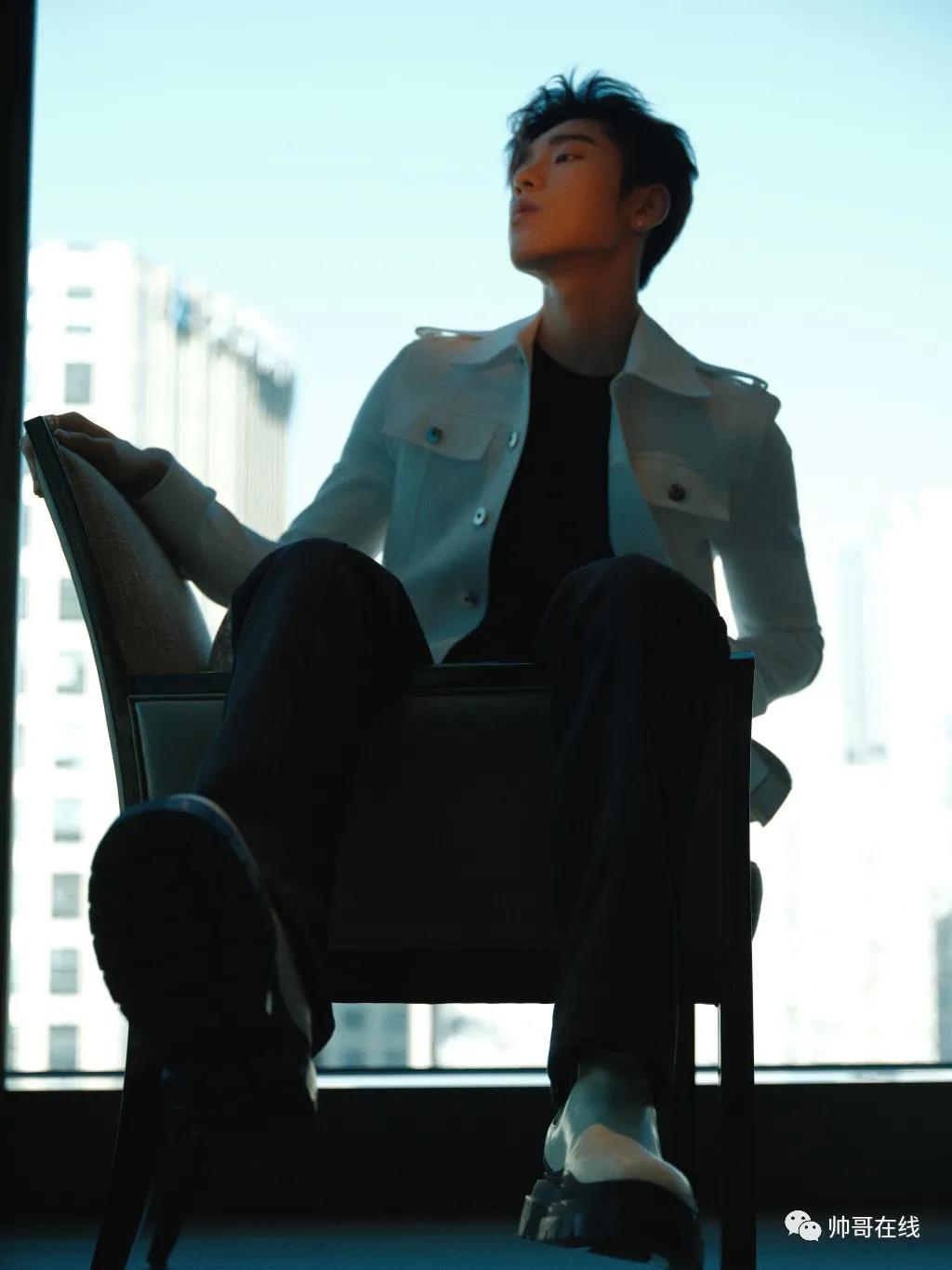 186 The long-legged and thin-muscle actor shows off his muscles for the ...