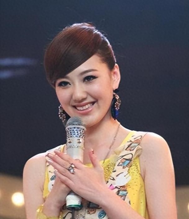 CCTV's most beautiful host, The Crown, chose to "retire" at the peak of ...