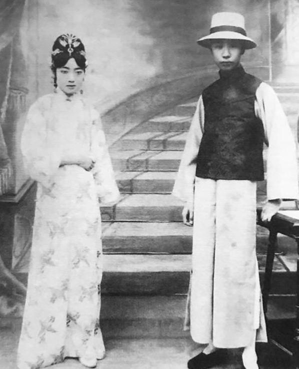Private photos of Puyi and Wanrong. Picture 3 is the wedding bed ...