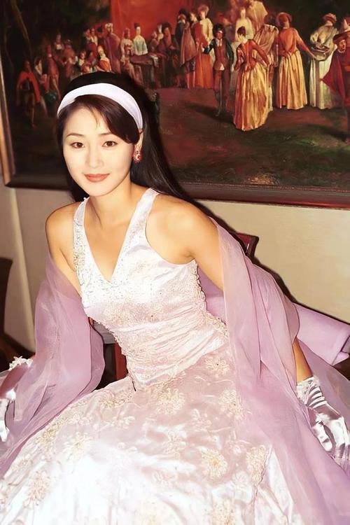 Wan Qiwen, with single eyelid, is beautiful when she is young, but her ...