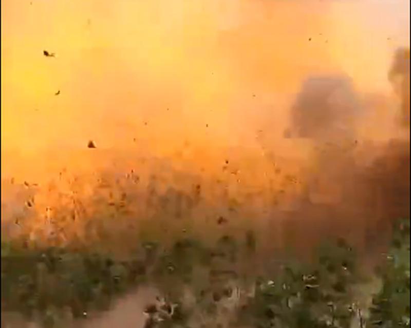 The Ukrainian soldier pulled the gun rope, and the 203mm cannon ...