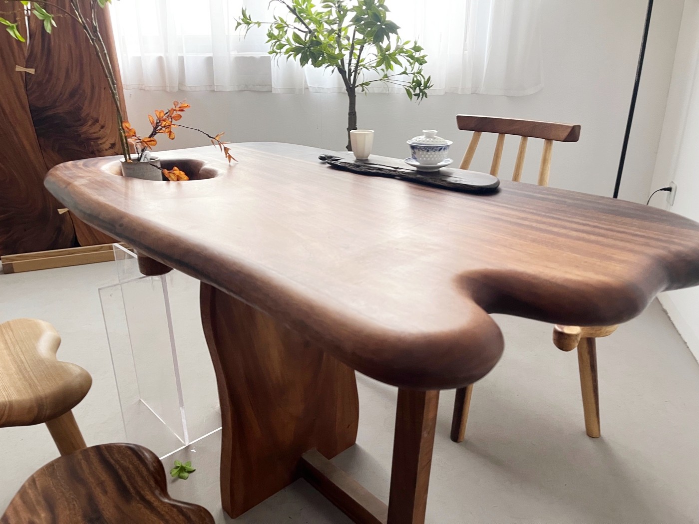 Weird balcony tables have been added - iNEWS