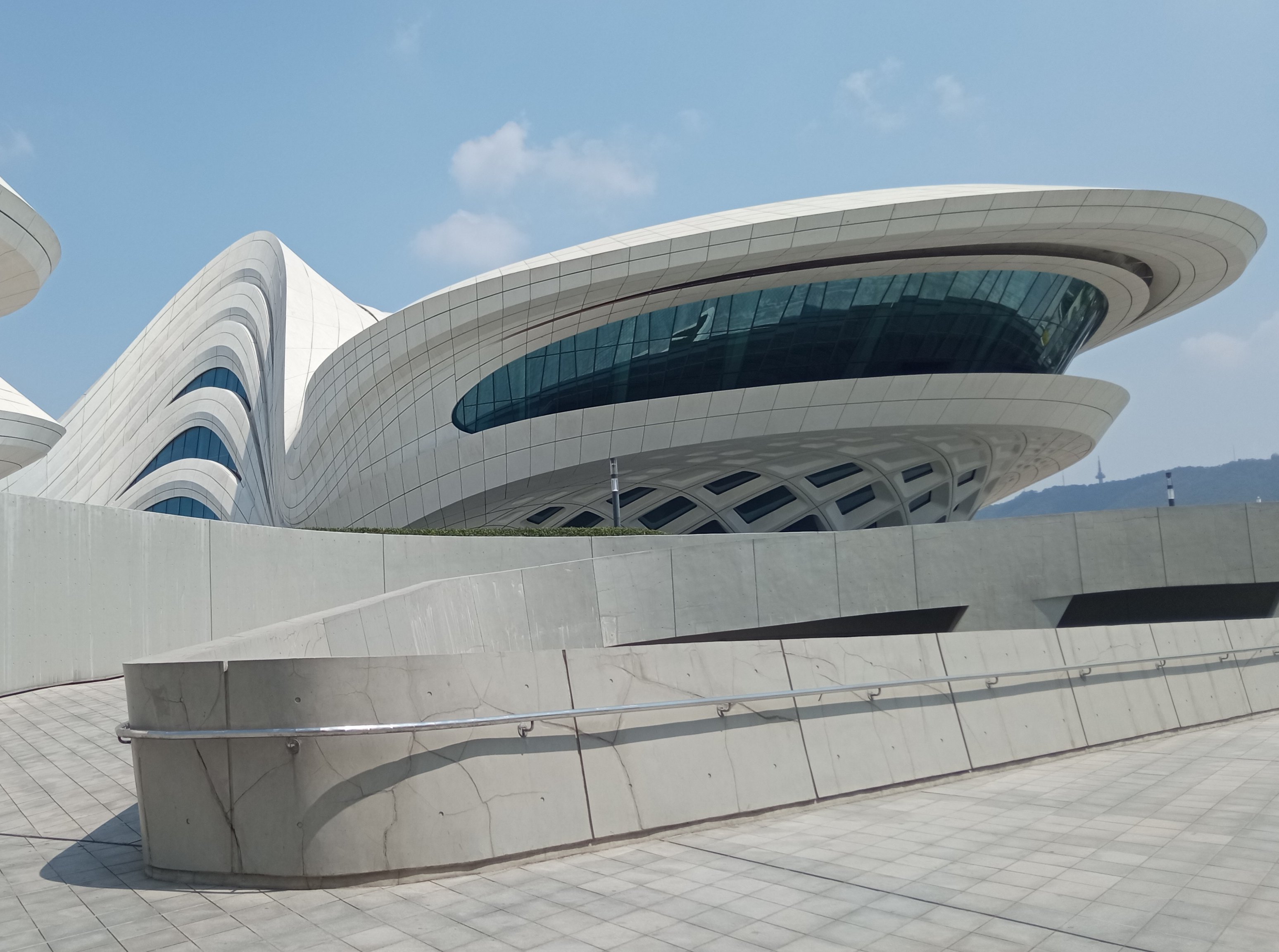 Punch in the world's largest "hibiscus flower" building in Changsha ...