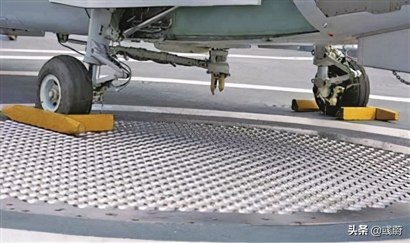 Why does a battleship of 0.55 million tons have three helicopter ...