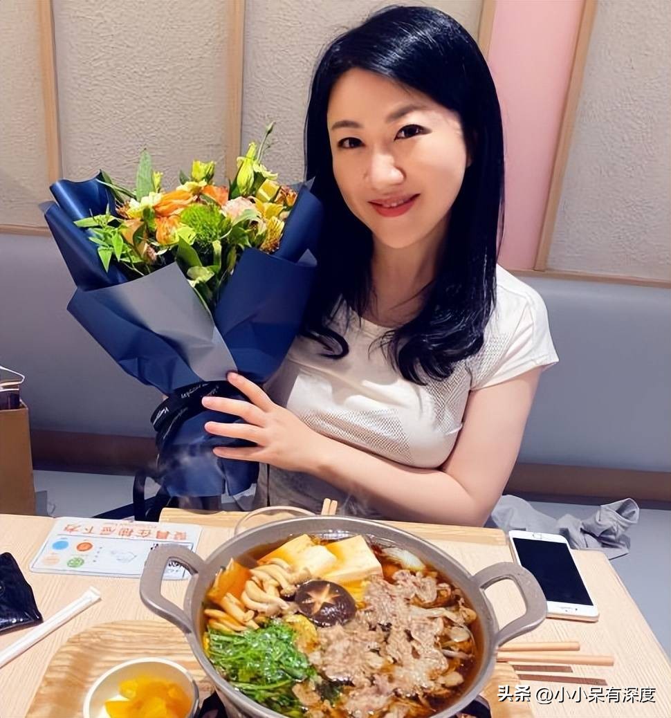 Dragon TV's Yang Lei has a gentle and elegant temperament. She has been ...