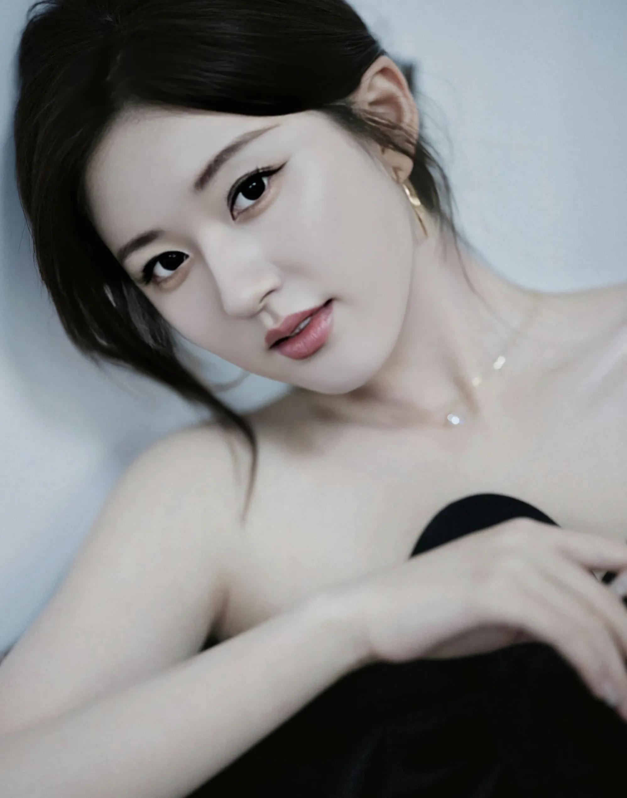 Zhao Lusi's bow-knot one-shoulder top is so beautiful, sweet and cute ...