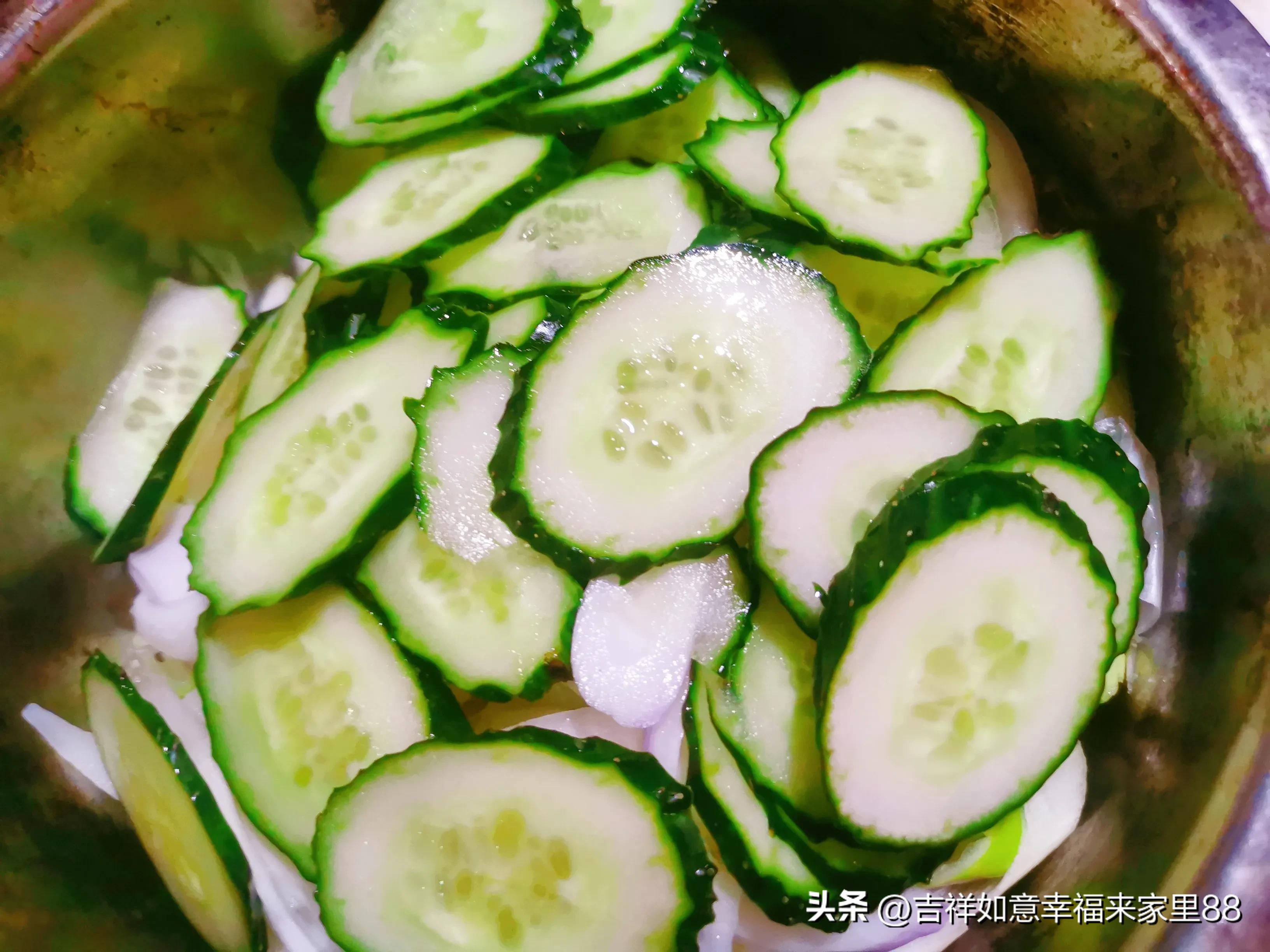 Cold noodles, refreshing and greasy, sour and appetizing, smooth and ...