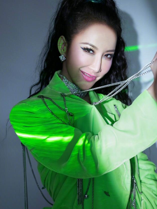 Coco Li is so cool, the fluorescent green suit jacket has a mechanical ...