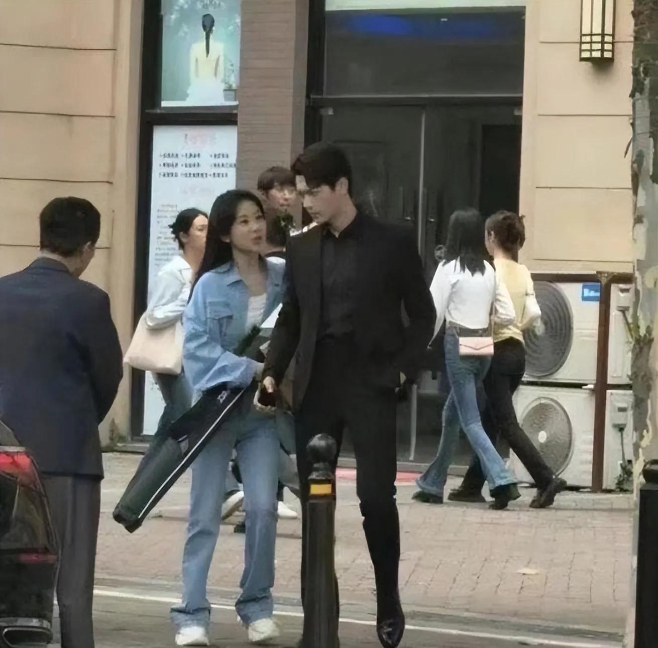 Yang Zi met by chance when she was filming. With a slender straight ...