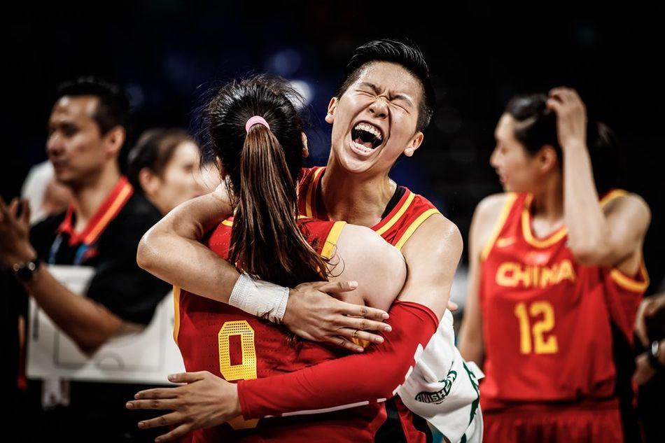 Han Xu teased Wang Siyu for wearing sunglasses when he went out, like a ...