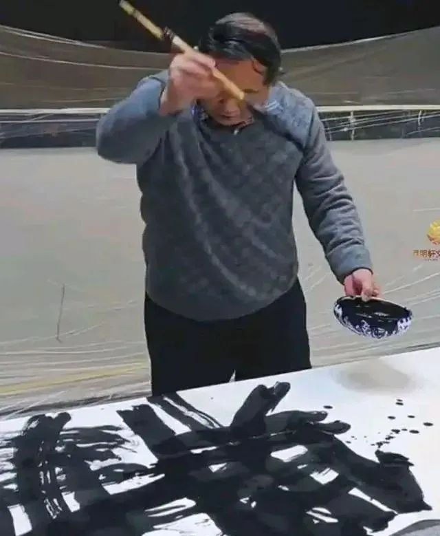 Zeng Xiang taught postgraduates, holding five brushes and splashing ink ...