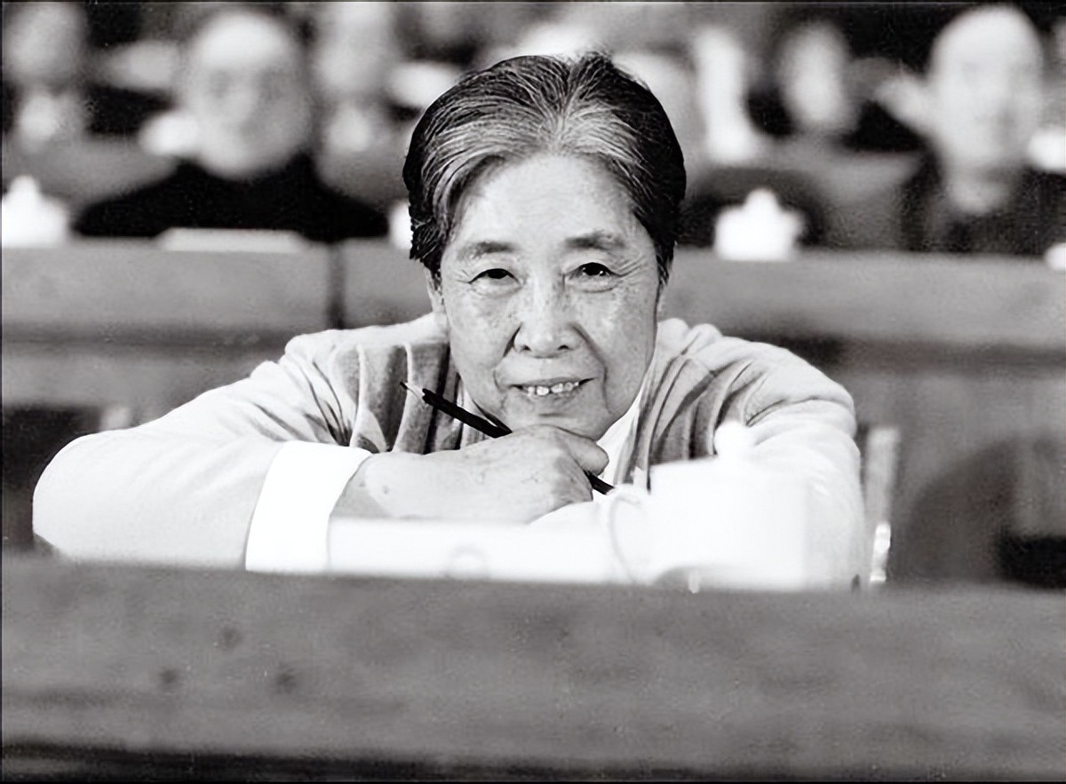 Acting too like Lin Biao, Wang Guangmei refused to shake hands with him ...