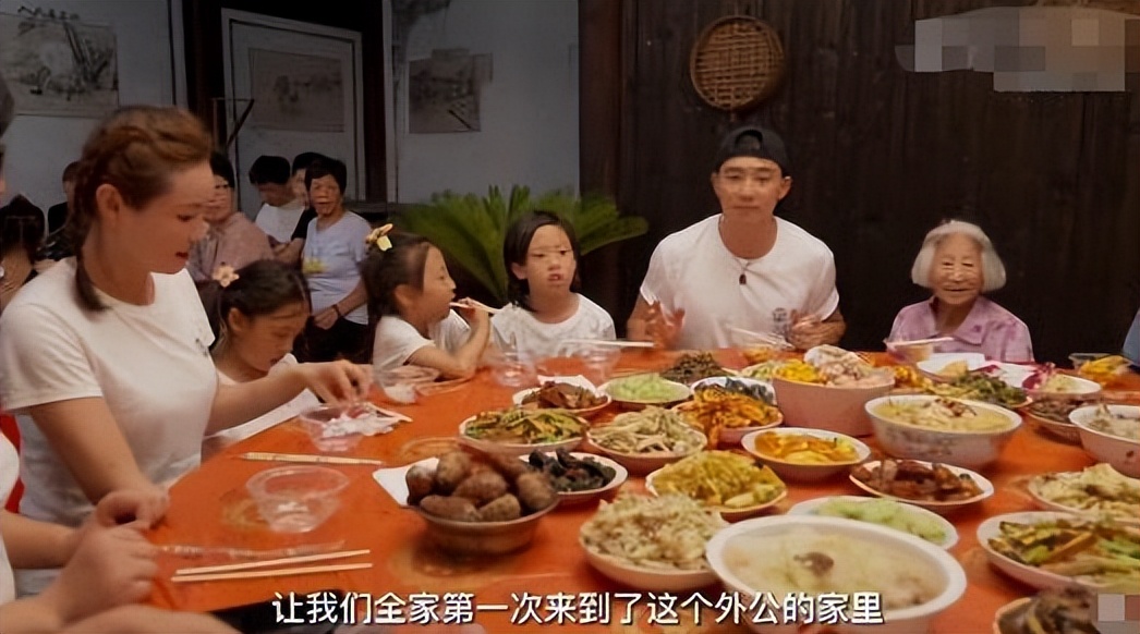 Liu Genghong's family returned to Yiwu to visit relatives and took ...