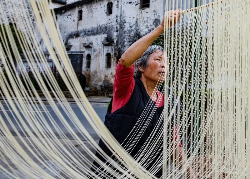 Flexible use of lines to enrich picture expression - iNEWS