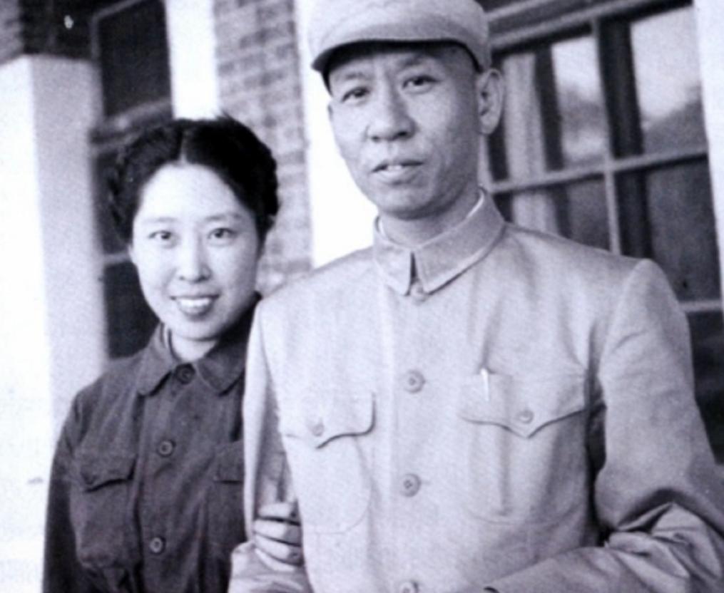 In 1959, Su Zhenhua was forced to divorce and took care of 6 children ...