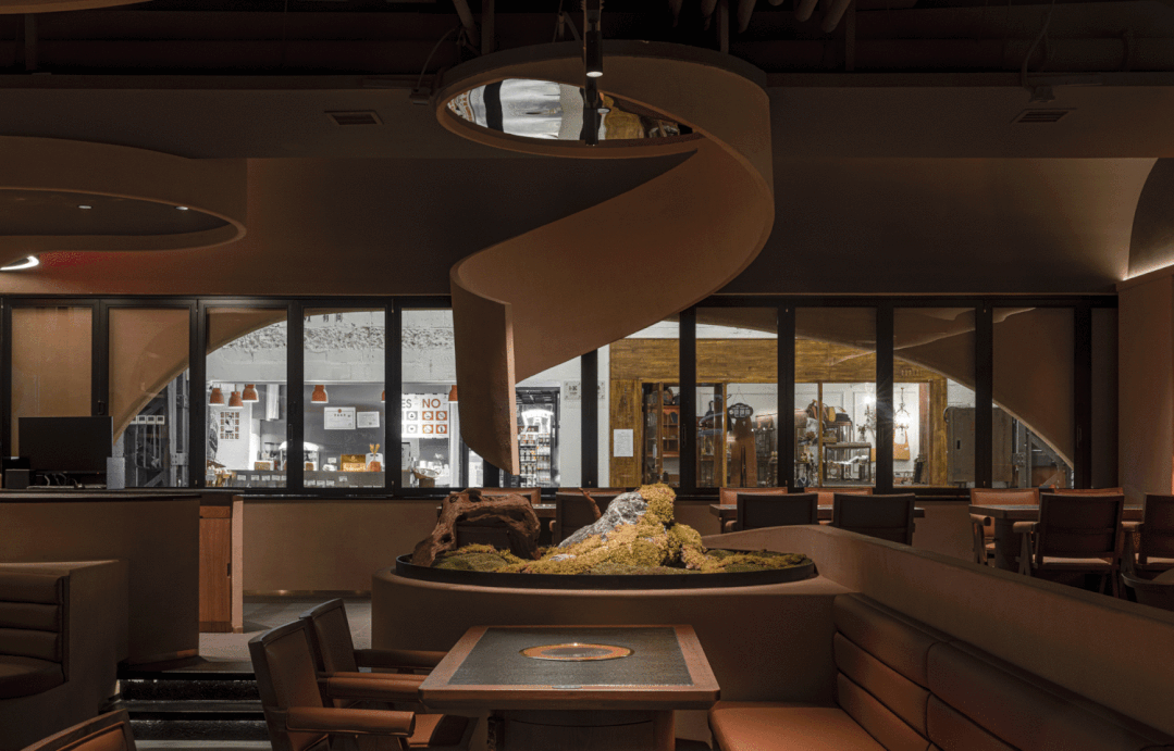 工業舊廠房改造的火鍋空間，冷冽氛圍中的暖場角色 - 資訊咖