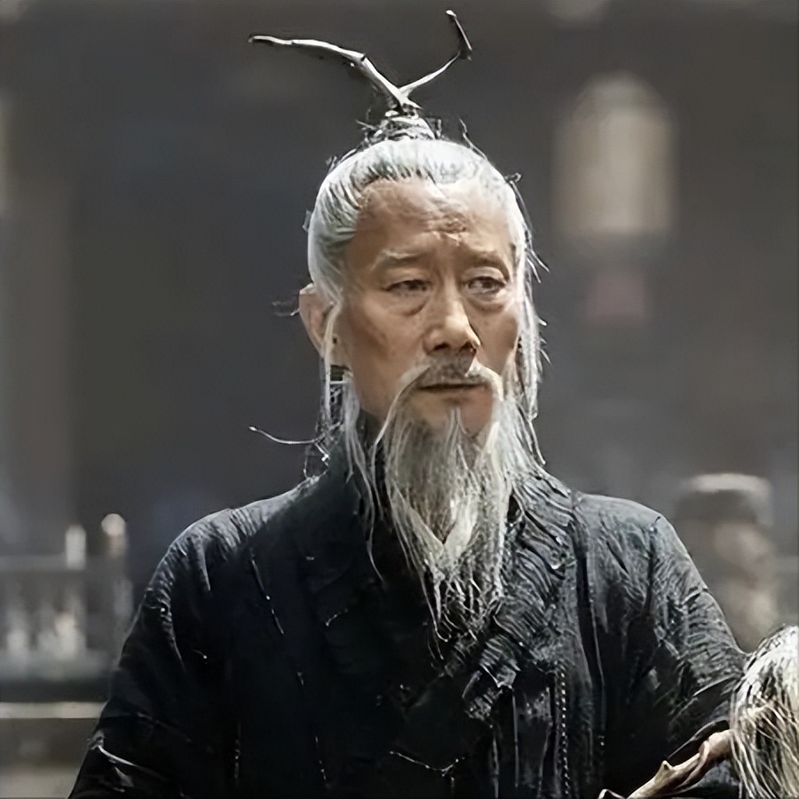 The Taoist master fortune-telling for the family, turned around and ...