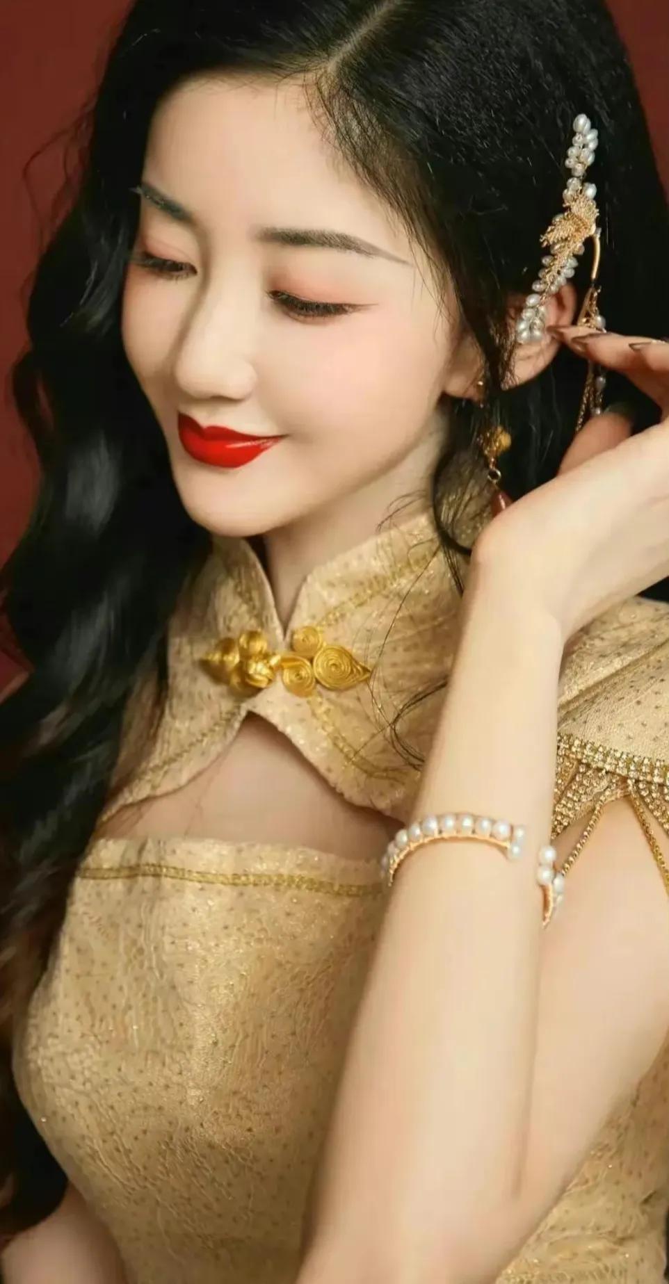 Chen Xinyu, elegant and generous, noble and glamorous, charming photo ...