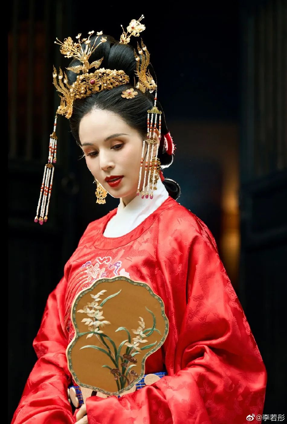 Li Ruotong wears red to interpret the elegance of Ming Dynasty!At 56 ...