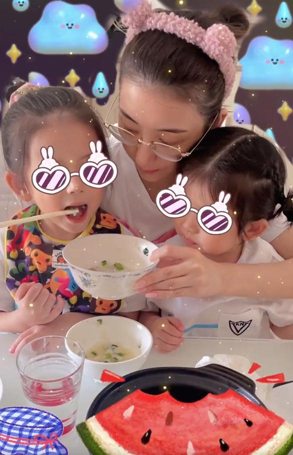 Fang Yuan took photos of her baby from Aaron Kwok's point of view, with ...