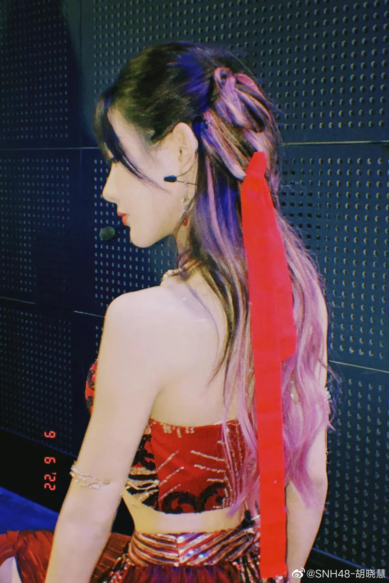 Hu Weihui shares how beautiful it is to wear a belly wrapped in flowers ...