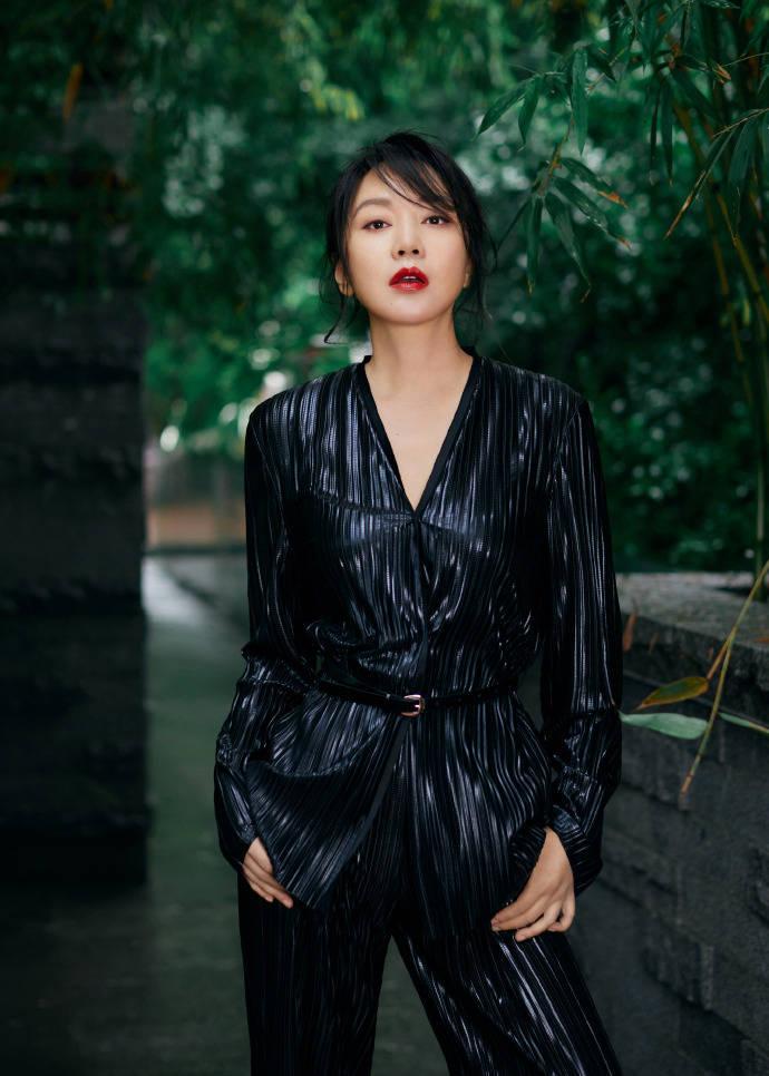 Yan Ni's black leather jacket and bamboo forest photo, flaming red lips ...