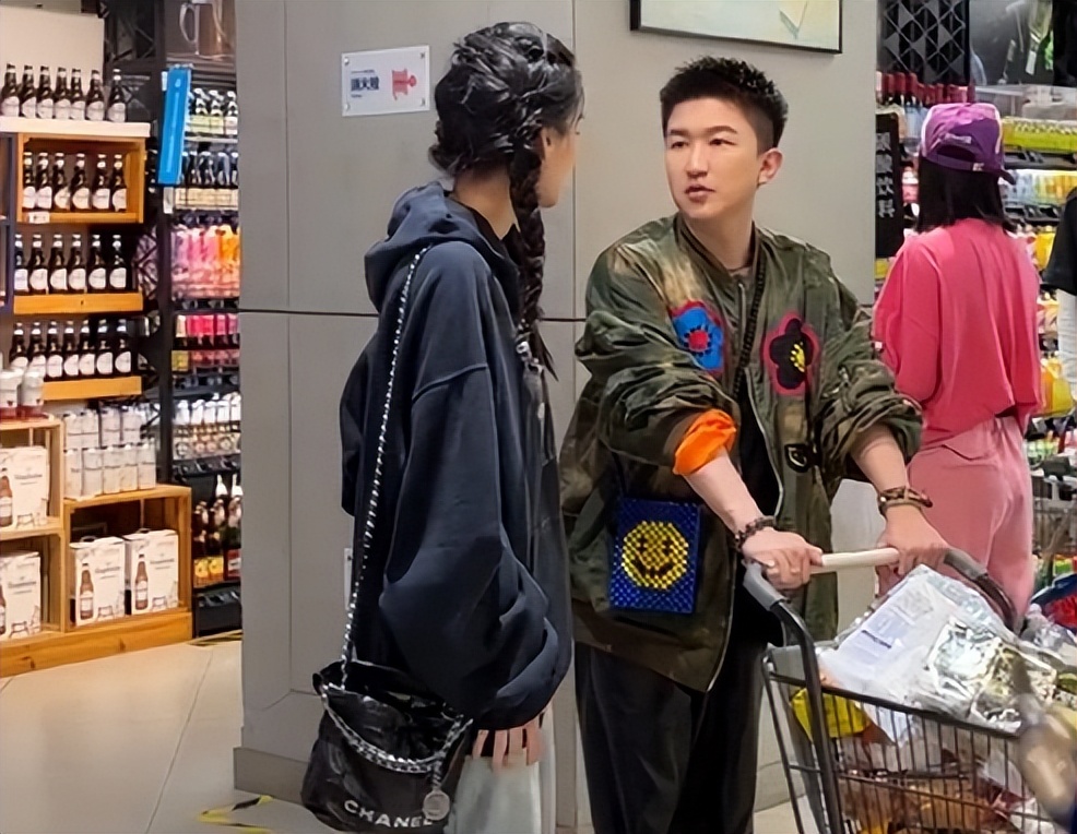 Yang Ying and Zhang Da went shopping in the supermarket. The two ...
