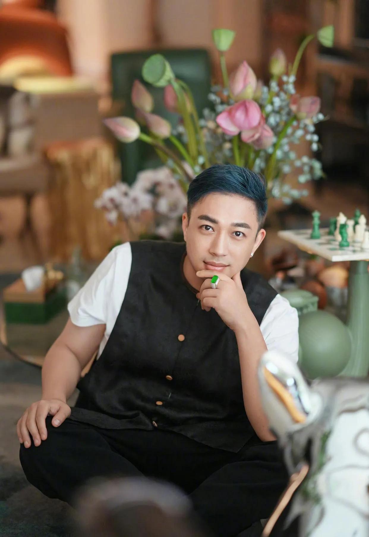 The photos Yu Zheng posted made him look like both Indian and Thai ...