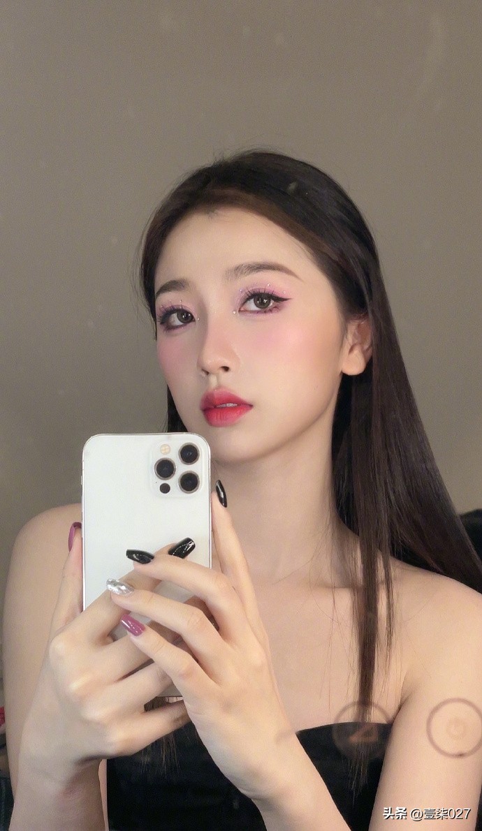 Yu Shuxin posted beautiful photos to share her makeup and wink eyes to ...