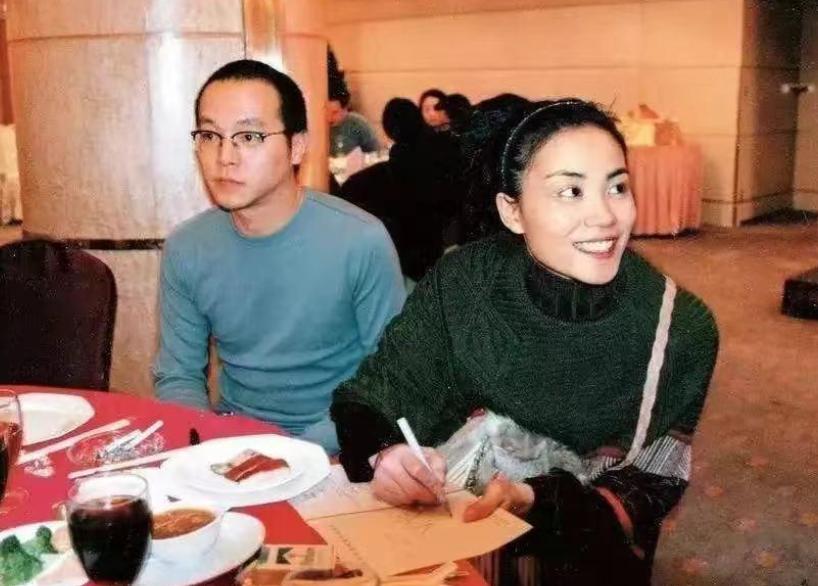 Dou Wei appeared in a snack bar, with gray hair and a casual image ...