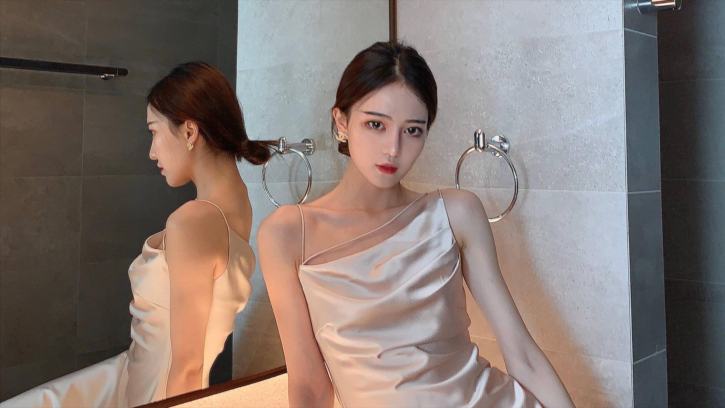 Wang Sicong bowed his hand, Luo Zhixiang bowed down, and the female live broadcast fancy ...