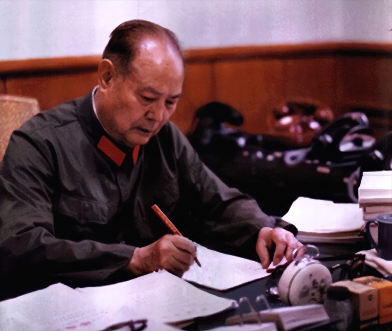 Wang Hongwen was dying and struggling to privately transfer troops to ...