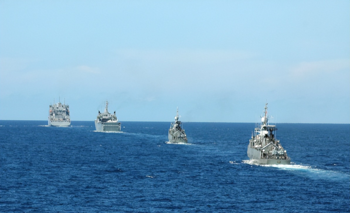 The Thai frigate encountered a storm, the huge waves directly ...