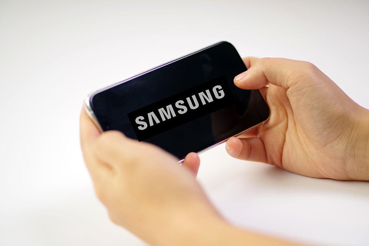 Business War Series: The Battle Between Apple and Samsung - iMedia