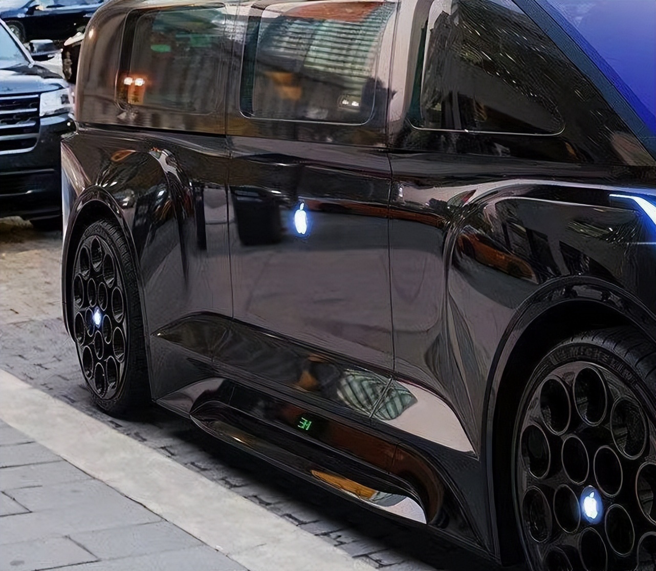 Suspected Apple car on the road, the luminous car logo + Gatling wheels ...