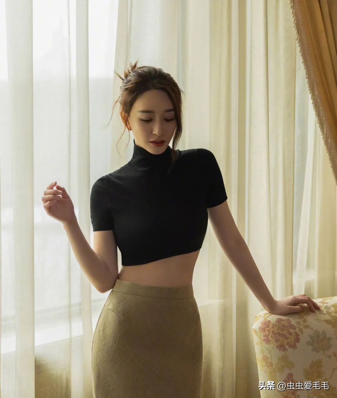 Li Xiaoran, wearing a umbilical dress showing a small waist, has a fair ...