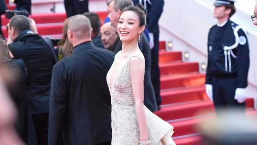 On this night in Cannes, Gong Li looked like a queen! Guan Xiaotong becomes a red carpet ...