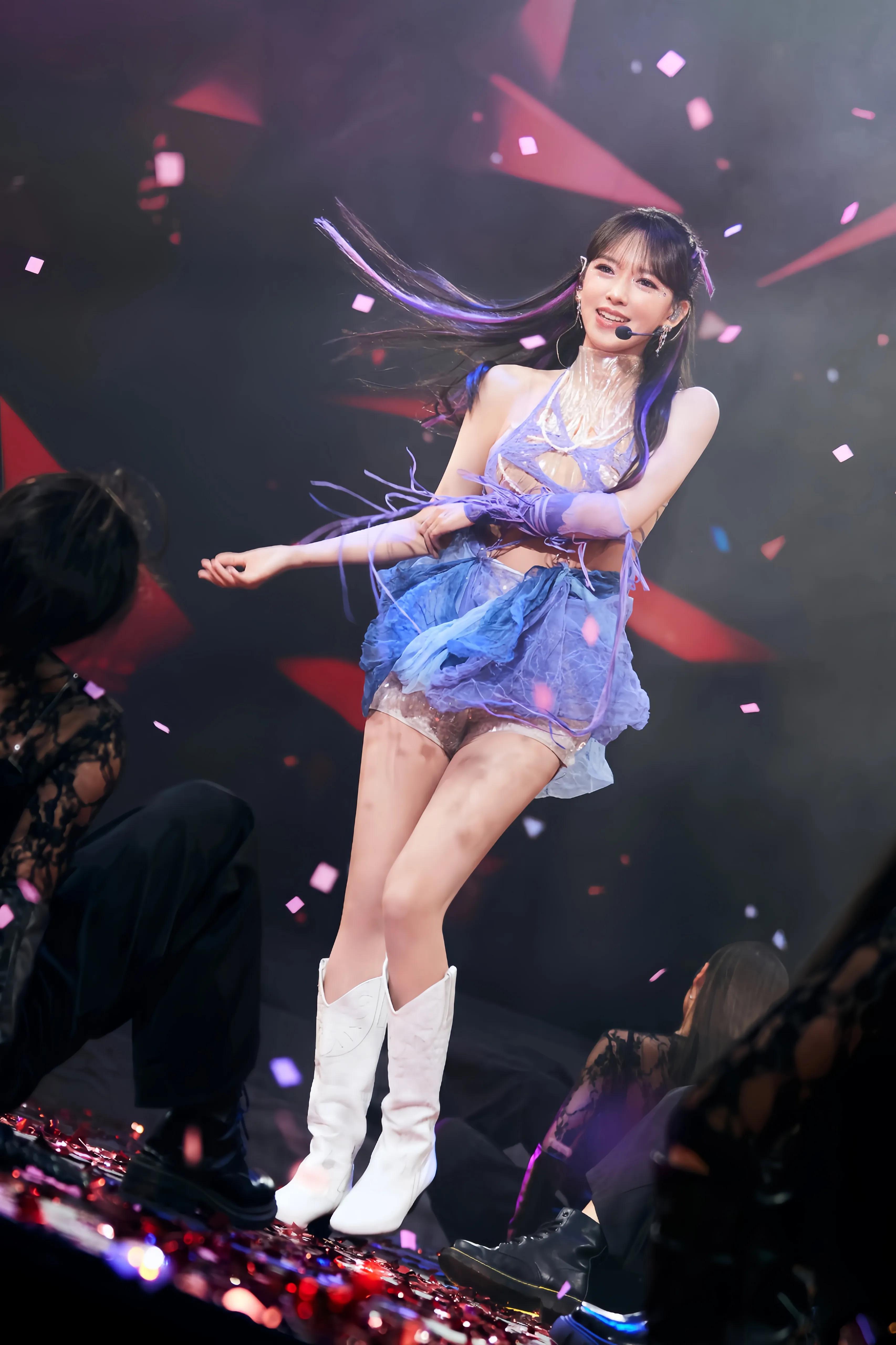 Cheng Xiao's blue and purple dress stunning Lehua family concert, the ...