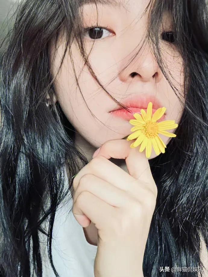 Zhang Ruonan's selfies are cute and playful - iNEWS