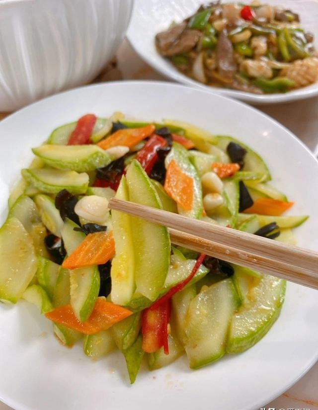 I eat this melon all year round. It is more tender than cucumber, high ...