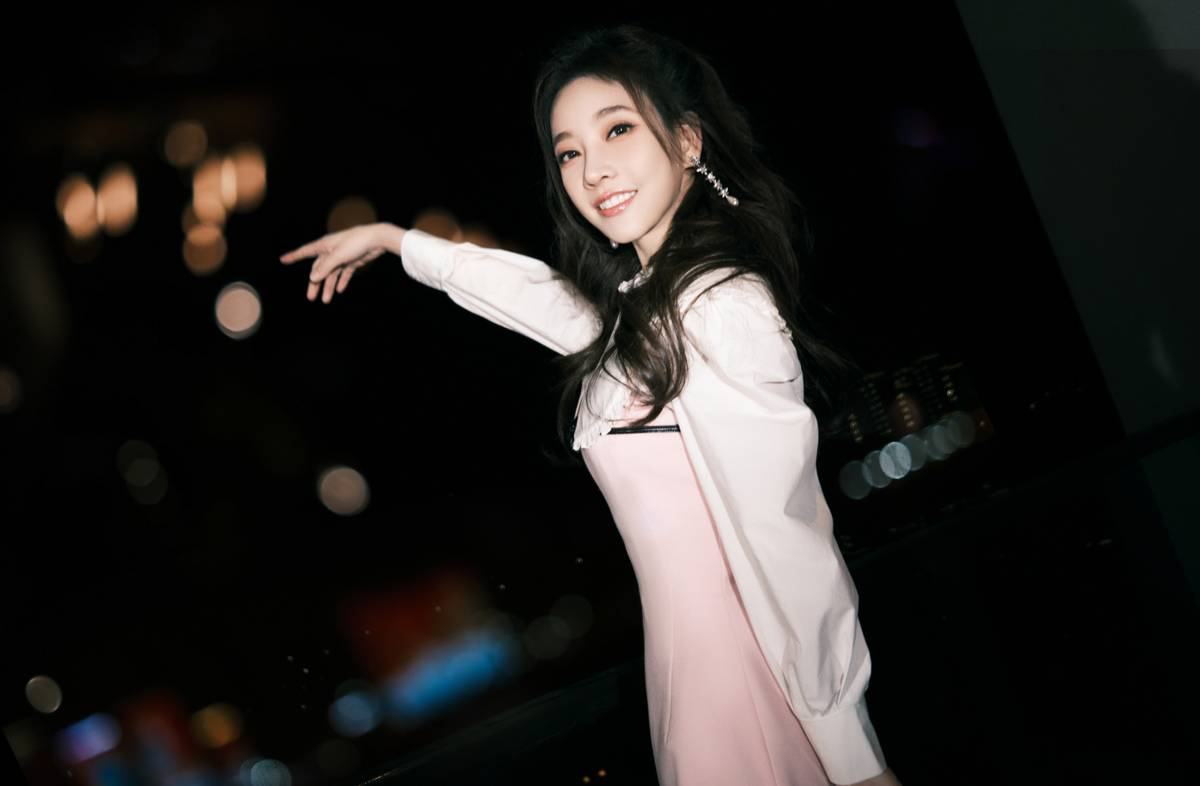 Feng Timo played cos at the New Year's Eve party, and the little white ...