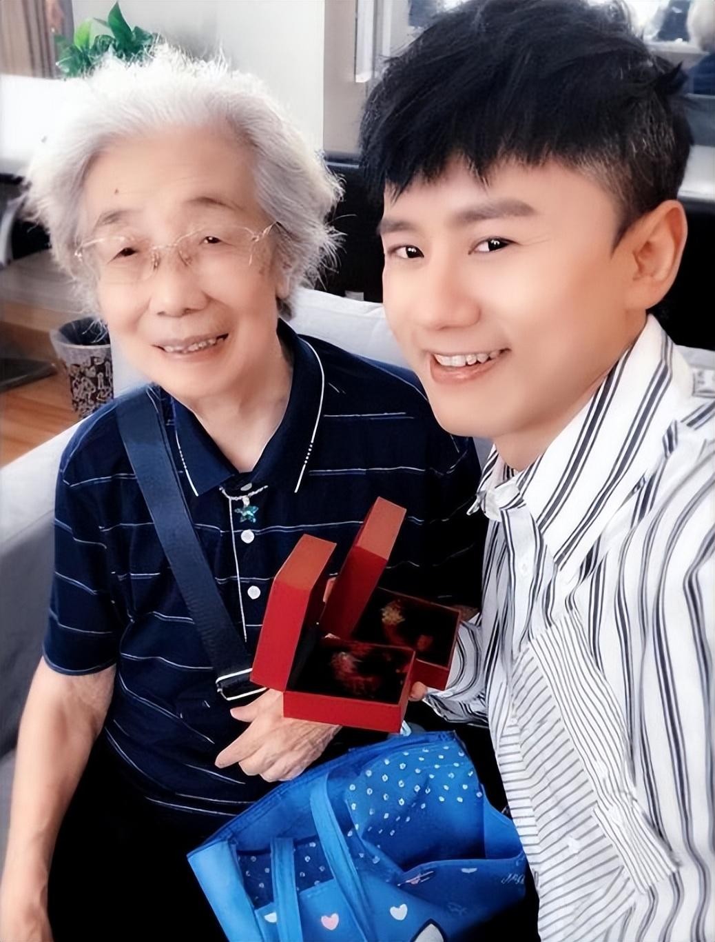 Sad! Zhang Jie's loyal fan Grandma Peng passed away, her last words ...