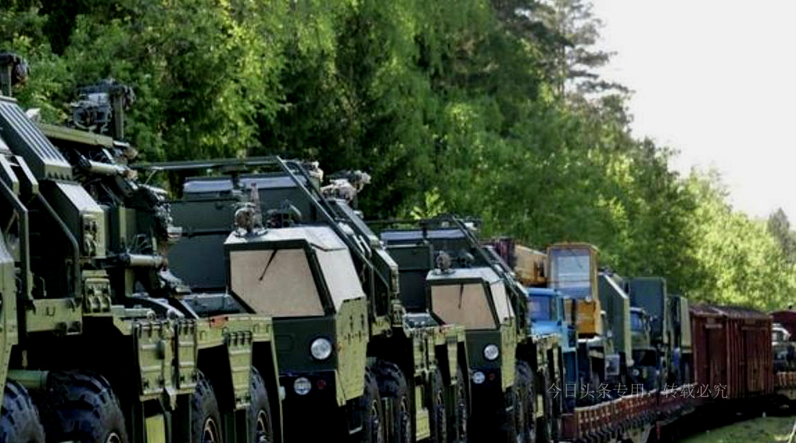 The heavily guarded train headed to Ukraine. This scene made NATO ...