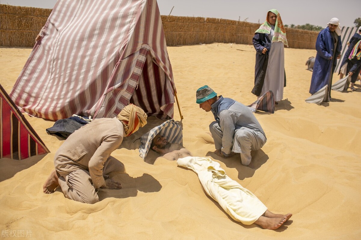 Natural remedies in Siwa Oasis, Egypt: Sand bath treatments draw ...