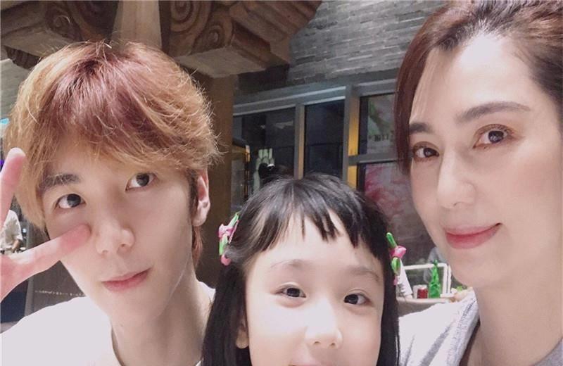 happiness! Hong Xin celebrated her 20-year-old son's birthday, but her ...