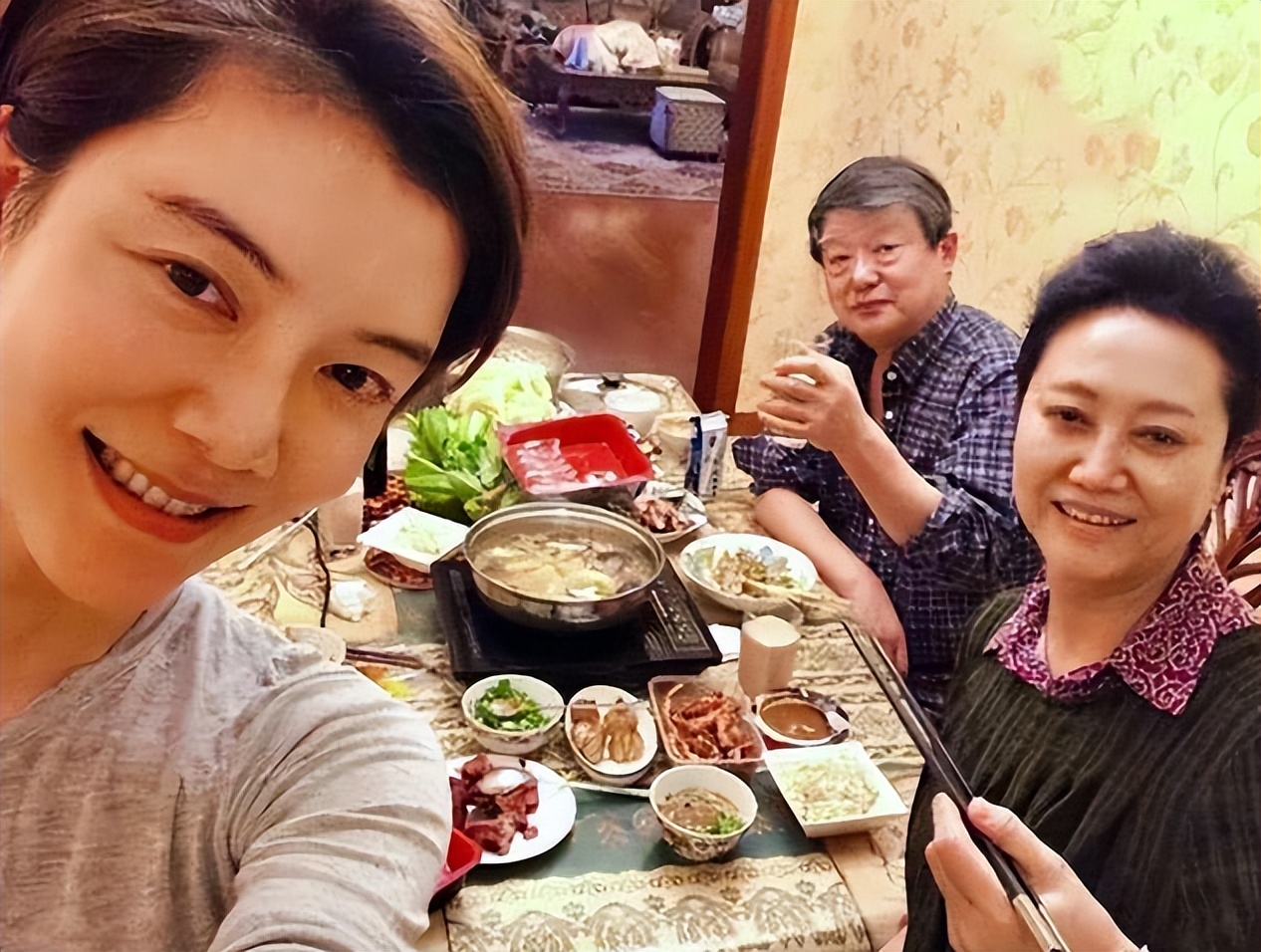 Che Xiao posted a family portrait! The 68-year-old father is full of ...