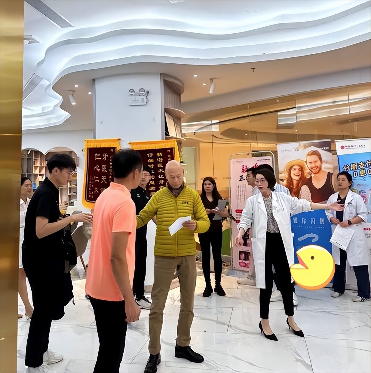 76-year-old Luo Jiaying appeared in a mainland hospital, wearing a down ...