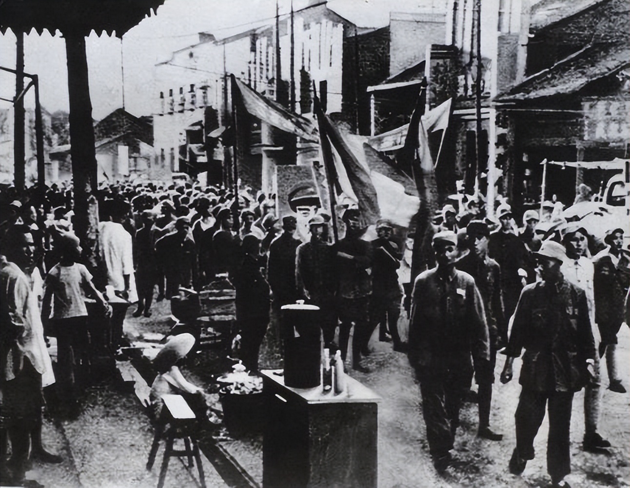 In 1949, Zhu De went to visit Chen Mingren. Before entering the door ...