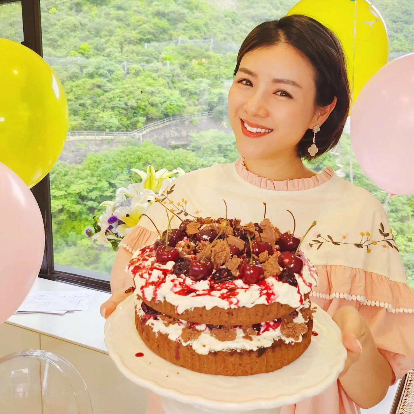 Aimee Chen stays up late to make cakes to celebrate Father's Day for her husband. It's so warm ...