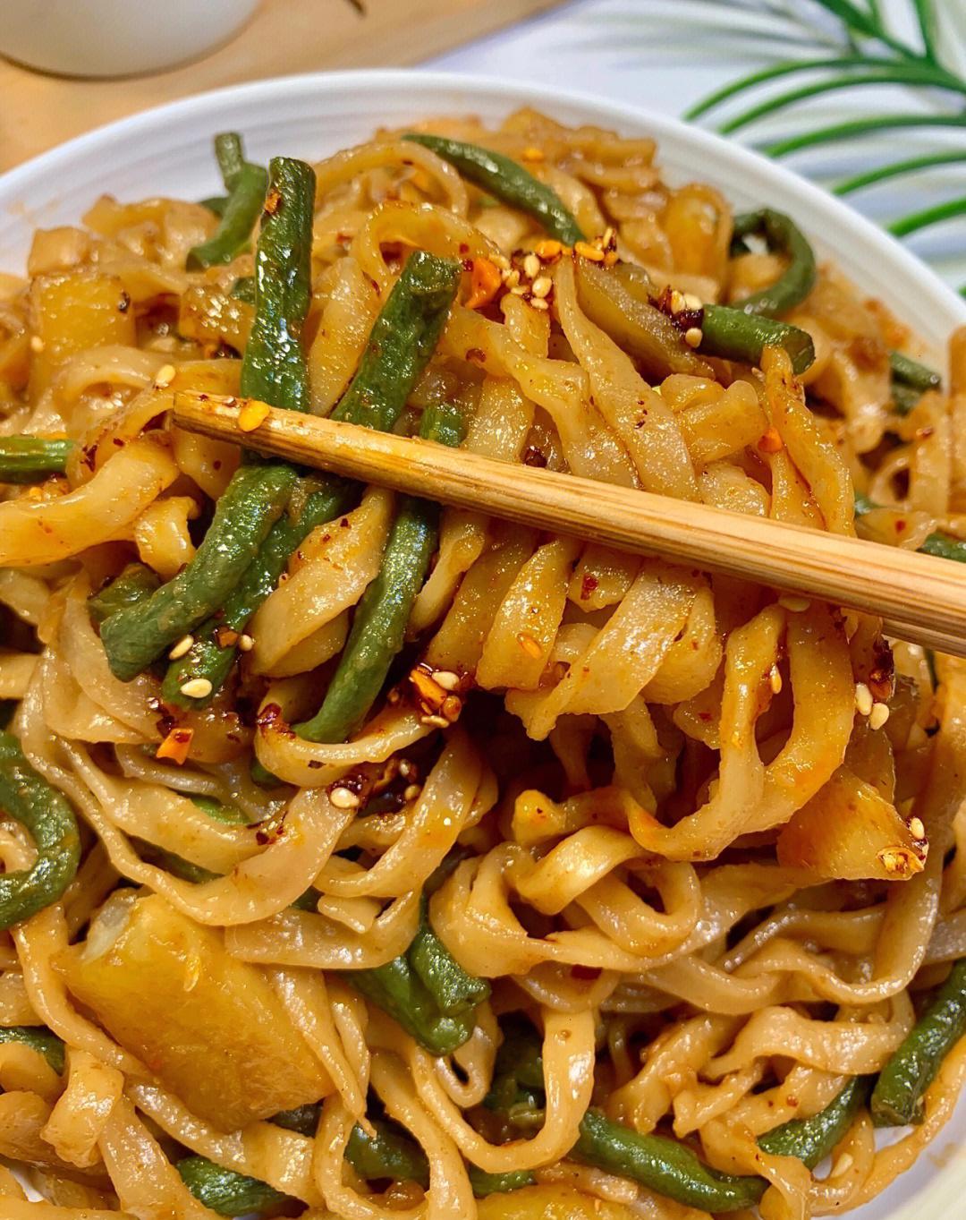 Ultra-authentic stewed noodles with beans and potatoes, the taste is ...